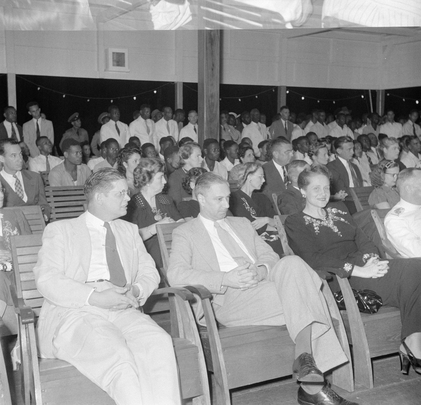 Roosje Verschoor: Historical images Moengo