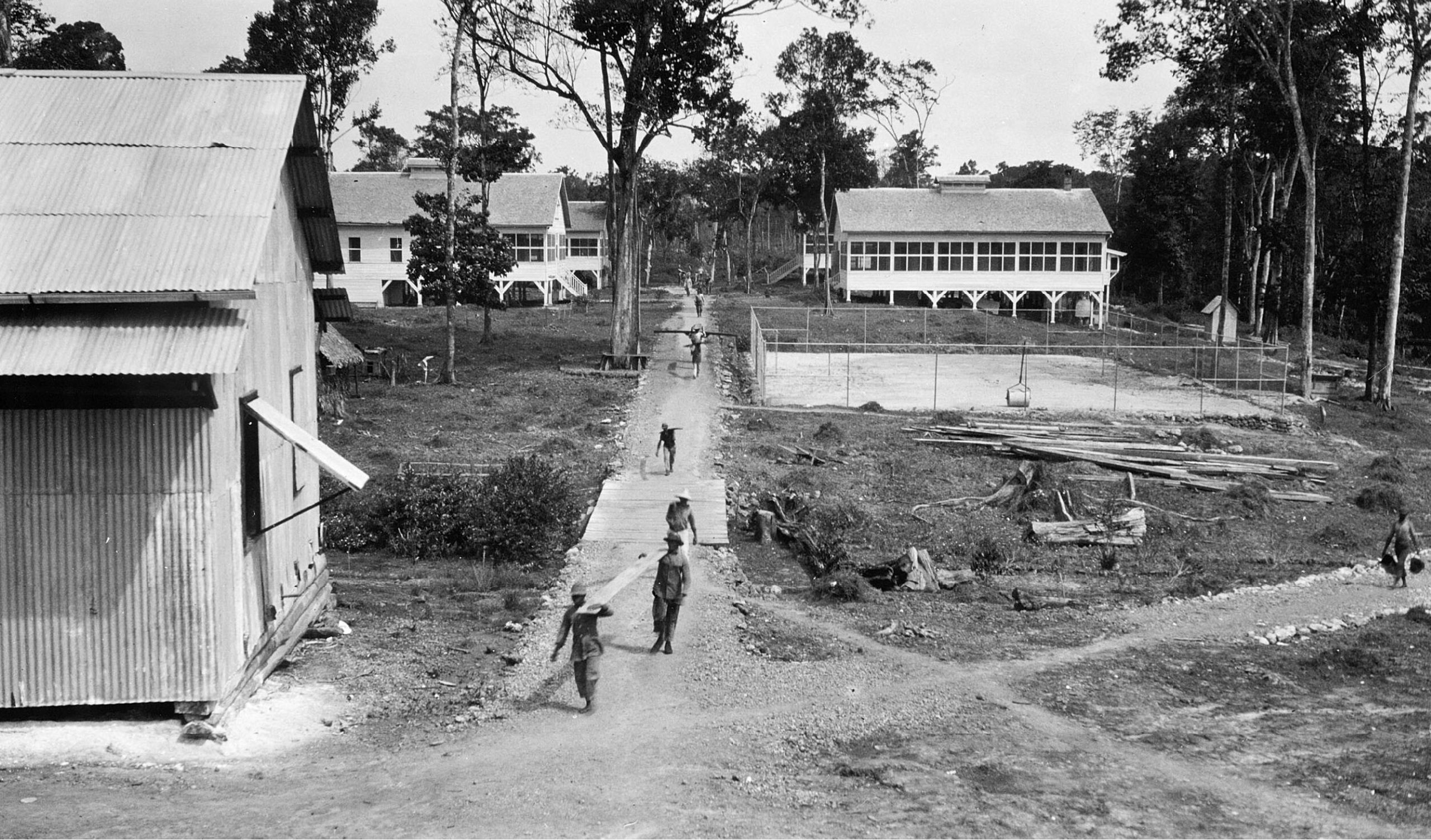 Roosje Verschoor: Historical images Moengo